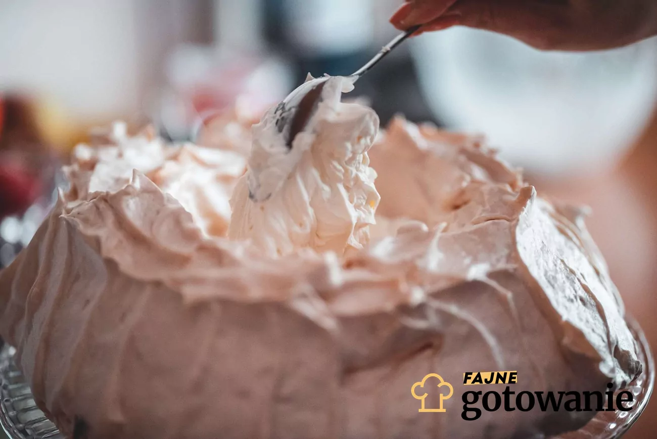 Ile cukru dodać do białek na bezy?