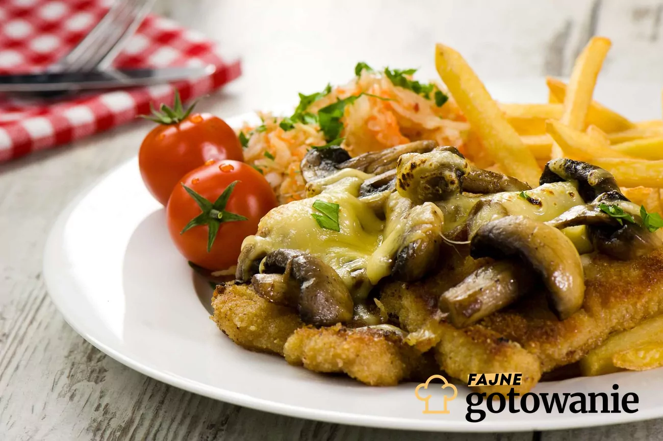 Kotlet schabowy zapiekany z serem i pieczarkami, ziemniaki oraz sałatka ...